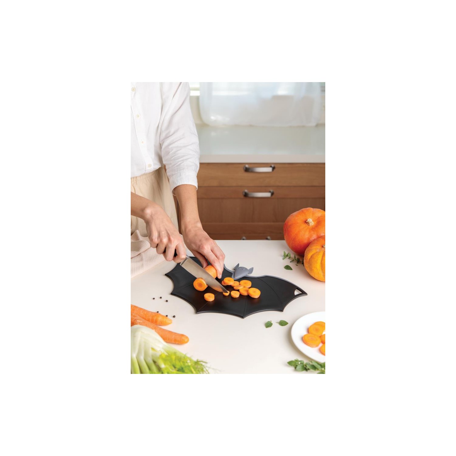 Meet Batty, the bat-shaped plastic cutting board that folds its wings ...